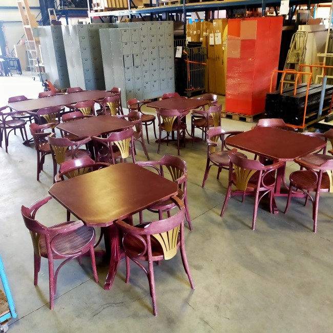 Partij kroegmeubilair - tafels en stoelen voor restaurant of bar ...