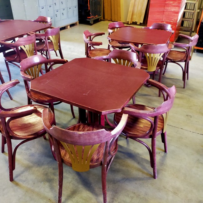 Partij kroegmeubilair - tafels en stoelen voor restaurant of bar ...
